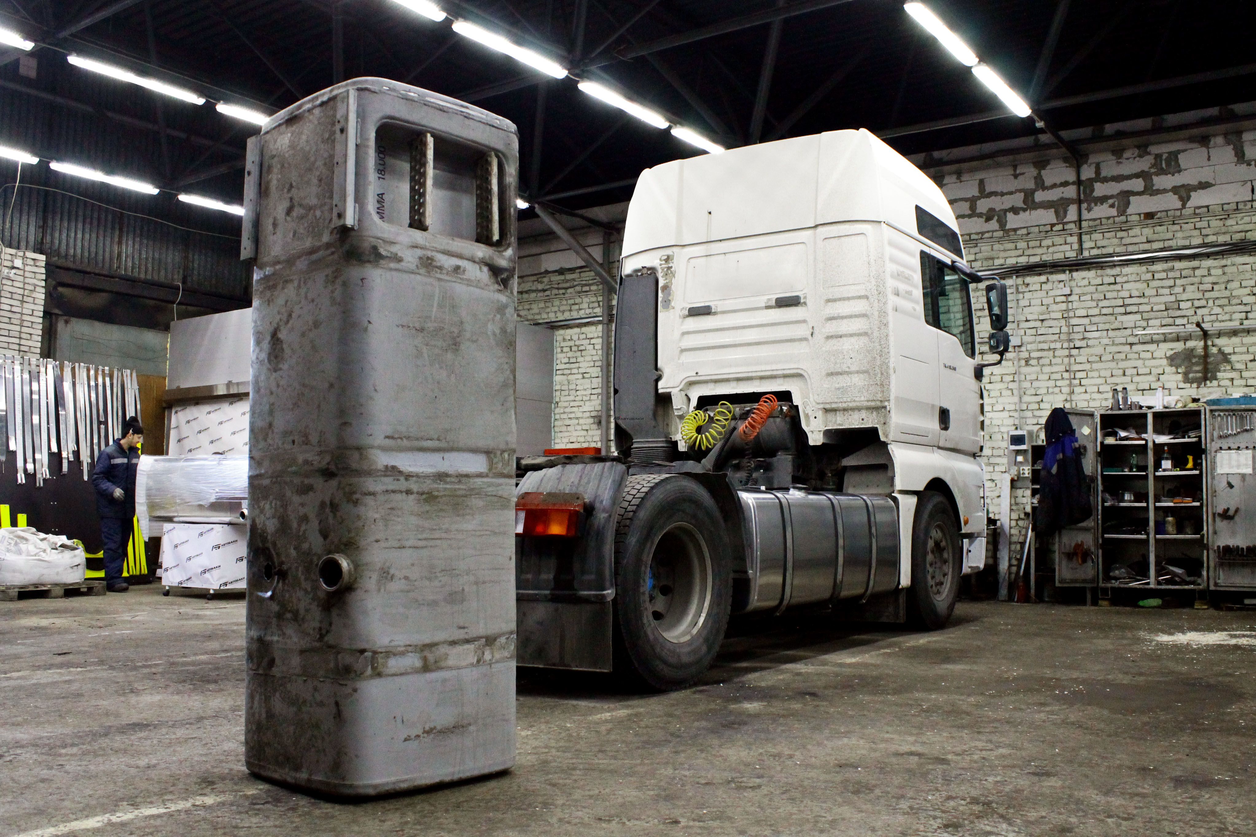 Установка топливного бака на MAN TGA 910 литров | ООО «АвтоБаки»